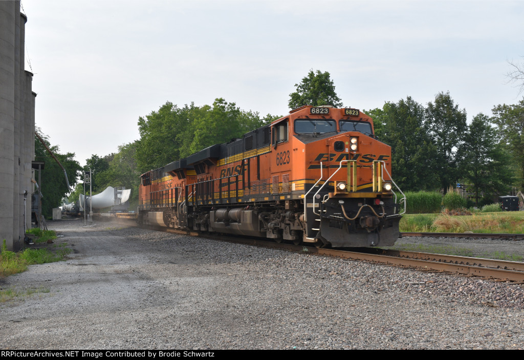 BNSF 6823